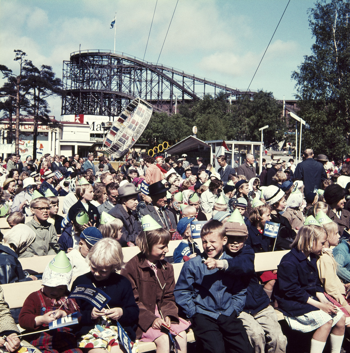 Lapsia Linnanmäellä | Helsingin kaupunki