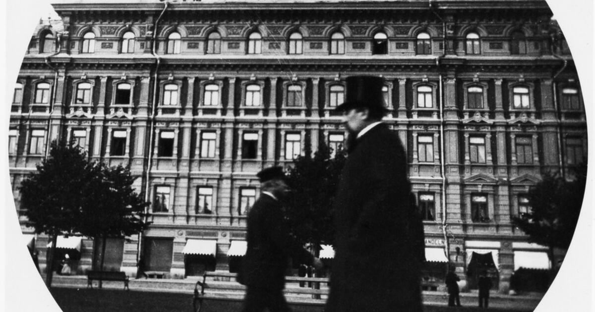 Senaattori Leo Mechelin Runebergin esplanadilla | Helsingin kaupunki